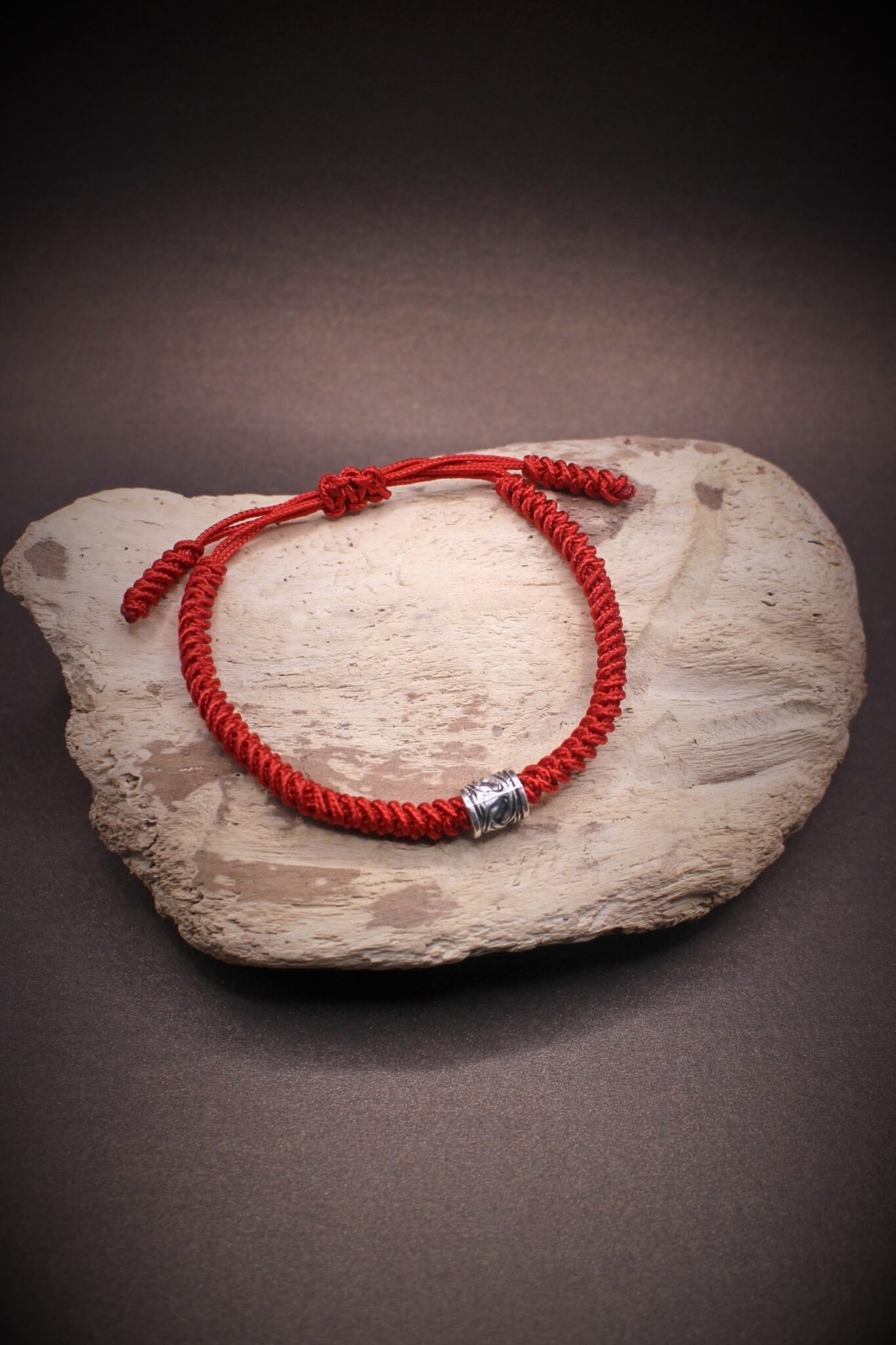 Punane tiibeti käepael hõbedase amuletiga - Kiku Disain